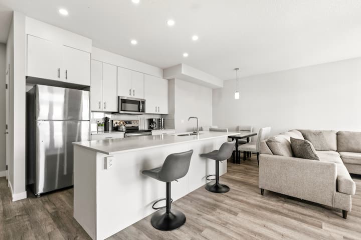 Bright 2-bed 2-bath Condo | Easy City Access - Calgary