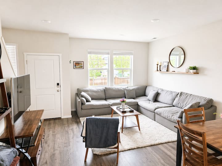 Cozy Redmond Townhome W/ Ac, Yard, Near Dry Canyon - Redmond, OR