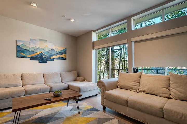 Modern 5 Br Townhome - Beverly Hills, CA