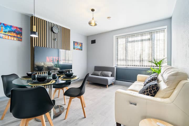 4br Near White City Station | Sleeps 8 | Netflix - London