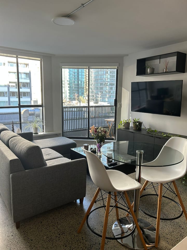 Modern Downtown Apartment W/ Balcony - Vancouver