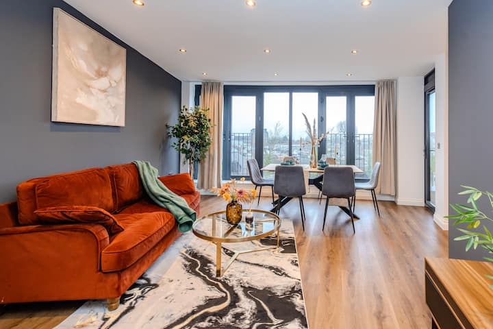 Sleek Brentwood Retreat | Private Balcony - Brentwood