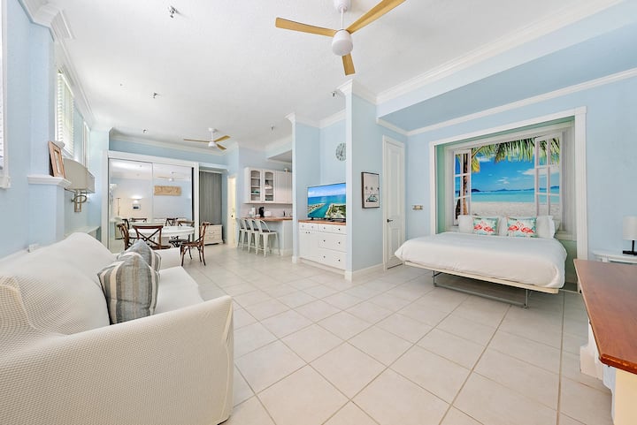 Palm Beach Poolside Retreat - Palm Beach, FL