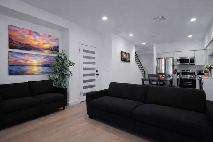 Stylish 4-bedroom Townhome With Dedicated Parking - West Hollywood, CA