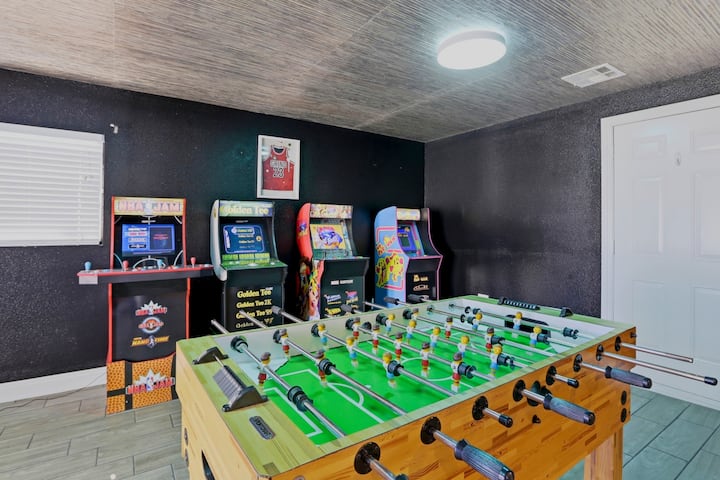 Luxury Escape | Minutes From Strip -Sleeps 12+ - Las Vegas, NV