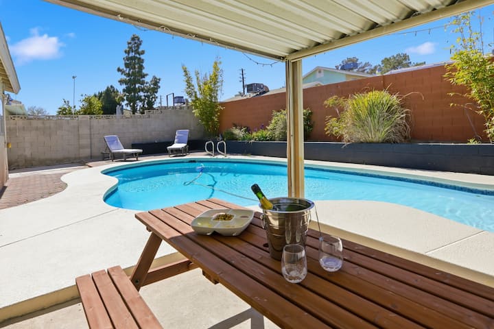 The Oasis | Minutes To Strip | Pool Sleeps 12+ - Las Vegas