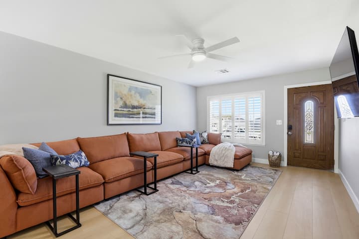 The Oasis | Minutes To Strip | Pool Sleeps 12+ - Las Vegas, NV