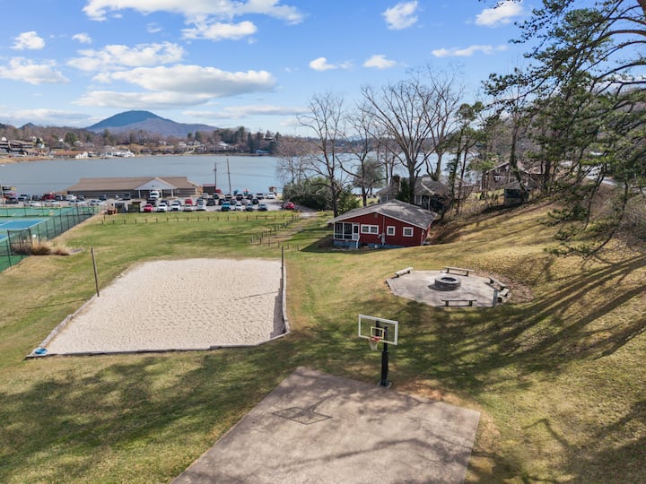 Walk To Shackford Hall • Sleeps 9 • Lake Porch - Lake Junaluska, NC