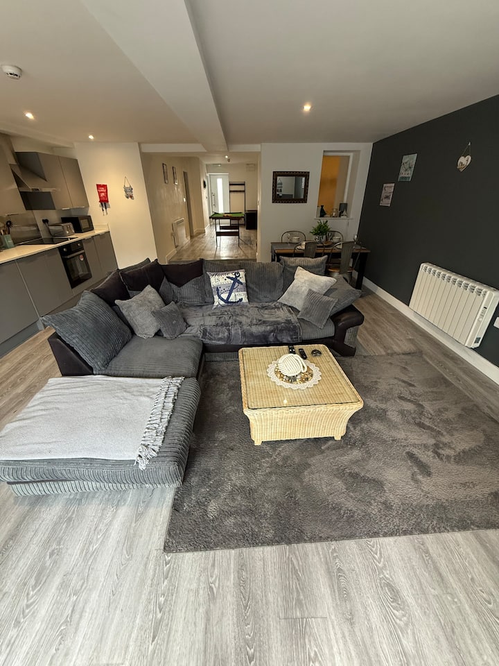 Bonnie’s Pool No 15, Dog Friendly, Garden, 3 Bed - Holyhead