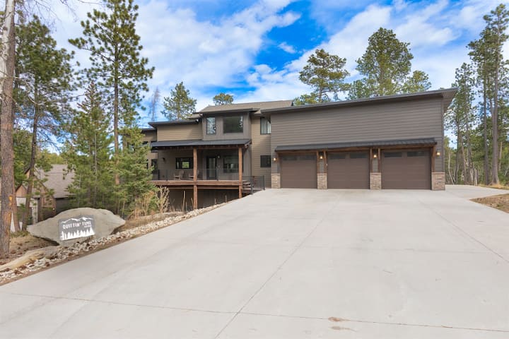 Cabin · Hot Tub · Pool · Sleeps 16 · Game Room - Deadwood, SD