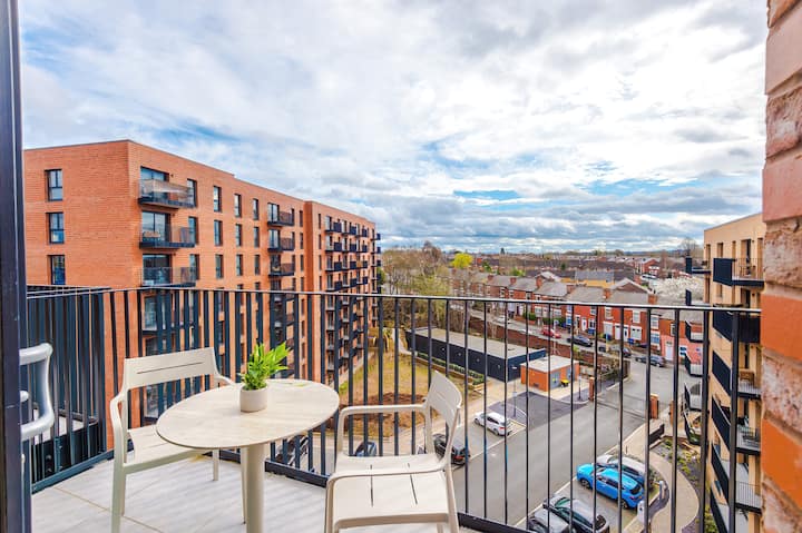 Large Apt | Balcony | Free Parking | Ev Charging - Stockport