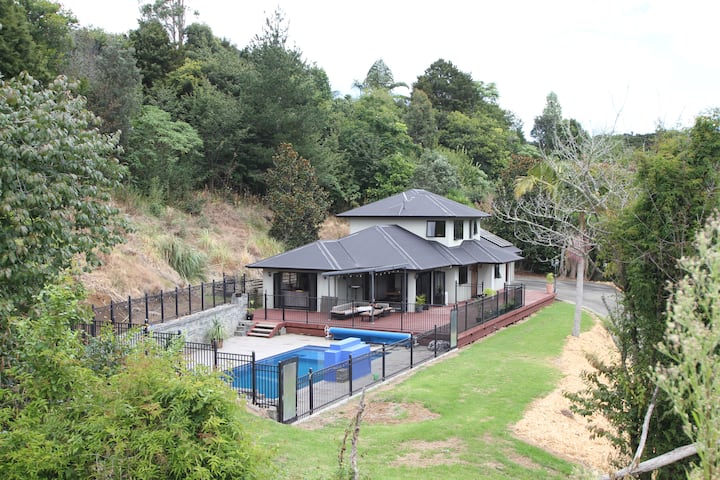 The Big Private Pool House - Wellington