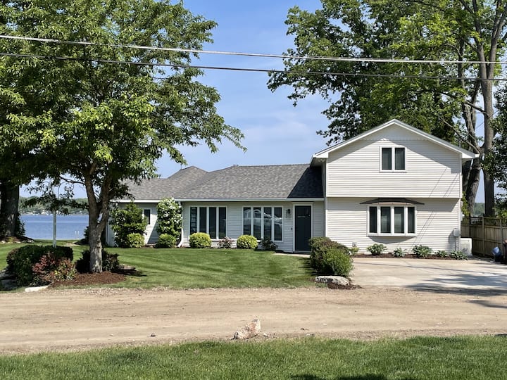 Spacious 4 Bedroom Lakefront Retreat - Brighton, MI