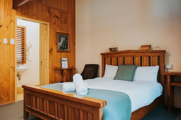 Beerwah Room At Glasshouse Ecolodge - Queensland