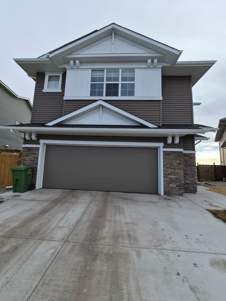 La Vie Est Belle, Entire Brand New Basement - Chestermere