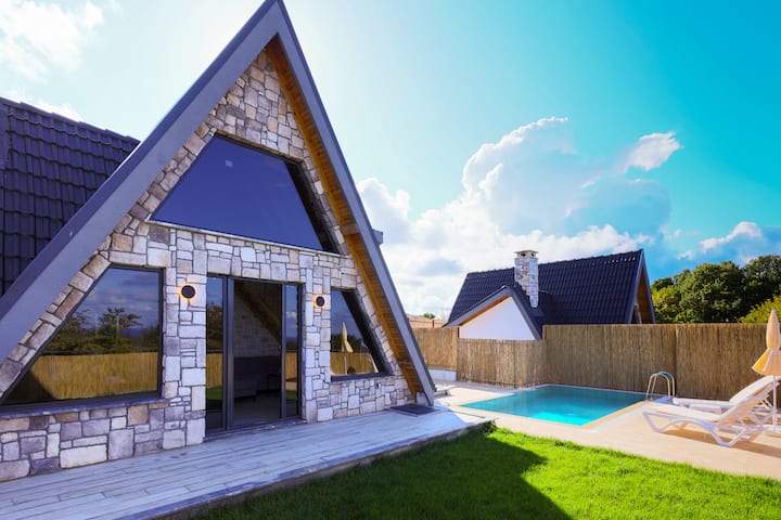 Ağva Kilimli’de Havuzlu ÜçGen Villa - Ağva Merkez