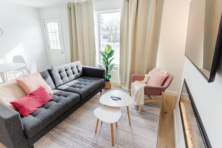 Stylish Cozy Modern Home | Perfect For Long Stays - Manitoba