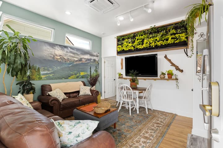 Mountain-inspired 1br - Healthy Home Colo Springs - Colorado Springs, CO