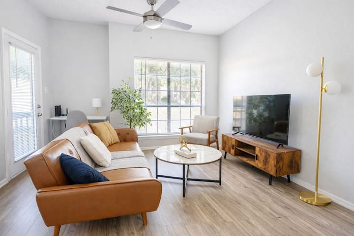 Boulevard Stays Quiet 1br King Suite, Pool & Gym - Irving, TX