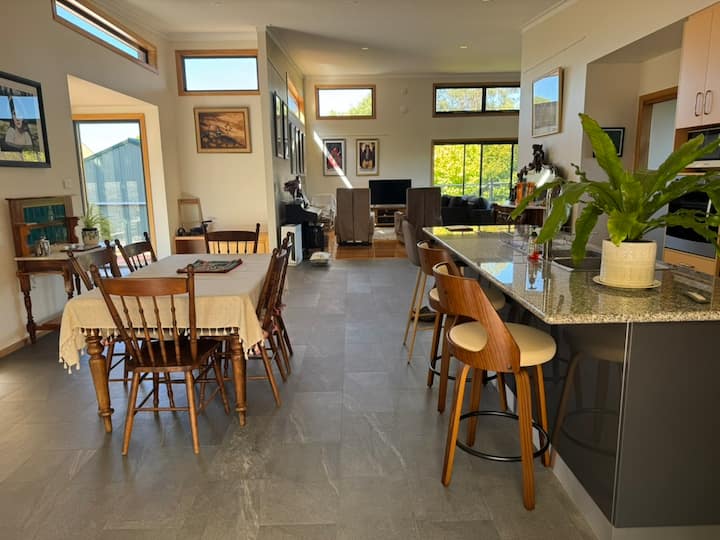 Large 1br Home With Views Of Dial Range - Penguin