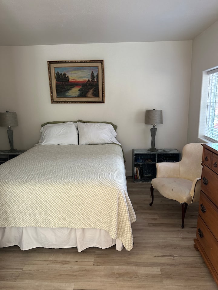 Motel Del Rogue Kitchen, Queen Bed #15 - Grants Pass, OR
