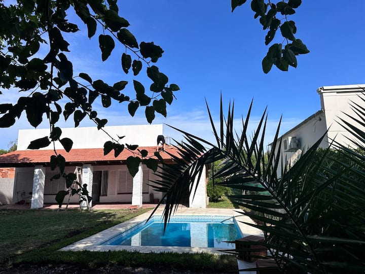 Casa Con Pileta Ubicada Sobre  Avenida Principal - Gualeguay