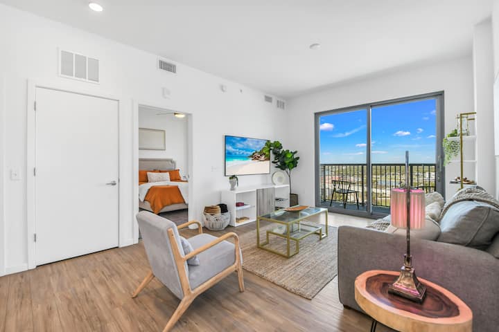 Modern High Rise Retreat, Balcony And City Views - Tampa