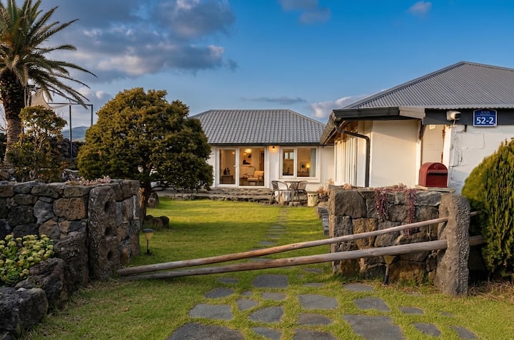 [신규오픈 20%] 애월 바다 도보 5분 | 건조기 완비, 제주 전통 밖거리 독채 - Jeju