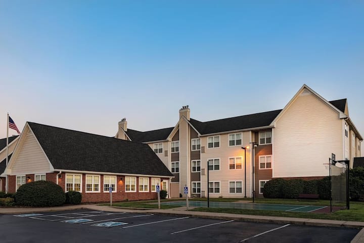Evansville East Queenstudio Breakfast, Pool, Gym - Evansville, IN