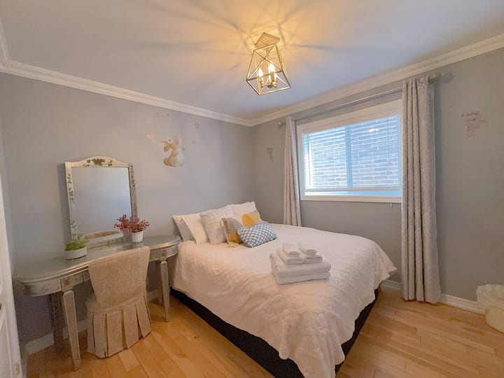 Newmarket Cozy Bedroom W Queen Bed/ Study Area#b - Bradford, ON, Canada
