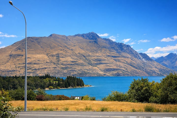 Queenstown Centre Lake View Stay W/ Free Parking - Queenstown, New Zealand