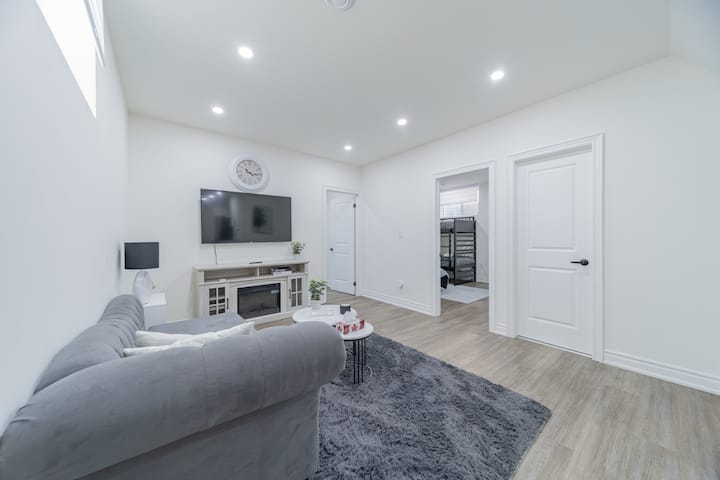 4 Beds | 5 Min Masonville | 55tv |Laundry|kitchen - London