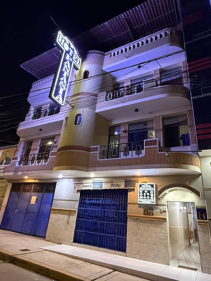 Habitación En Hotel/garaje/aire Acondicionado - Tumbes