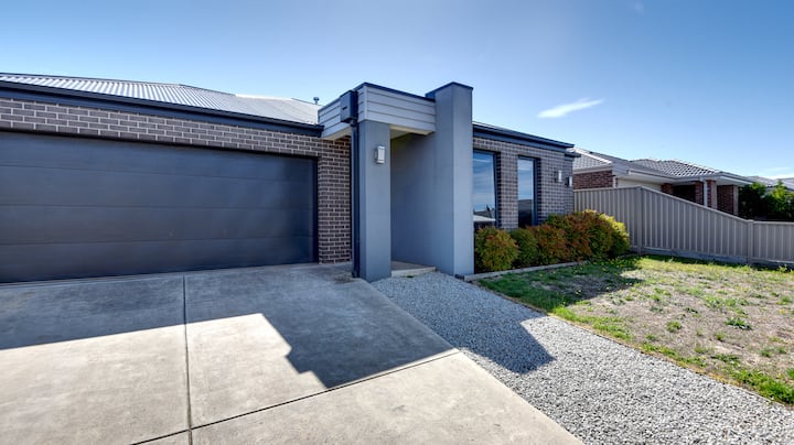 Red Robin | Modern Winter Valley Retreat - Ballarat