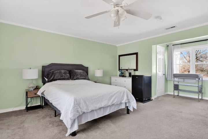 Live & Work In Comfort - Large Furnished Room A - Manassas, VA