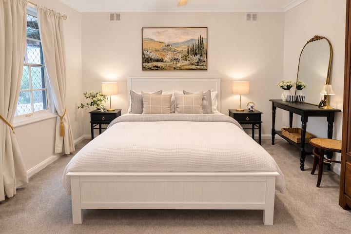 "The Overseer’s Cottage" On Gipps Street - Tamworth