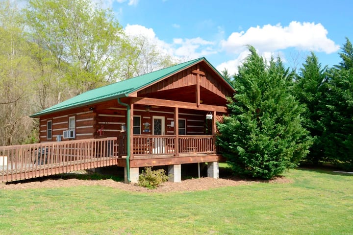 Charming Hot Springs Cabin With River View - Hot Springs, NC