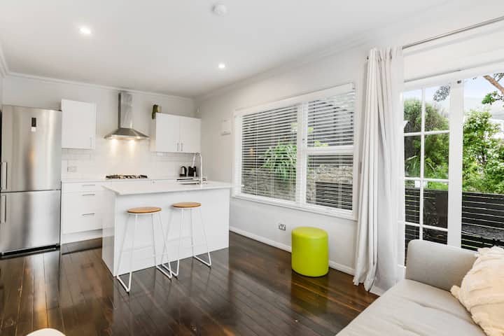 Light Filled Private Guesthouse In Ngaio - Wellington