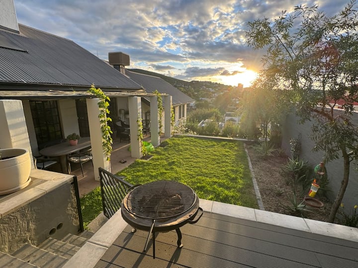 Sunny, Mountainside Sanctuary With Pool - Windhuk