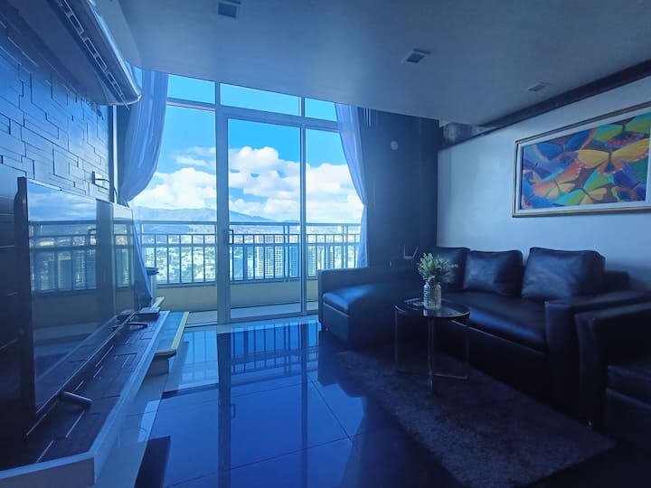 Sky-high Escape: Panoramic City & Balcony Views - Cebu City