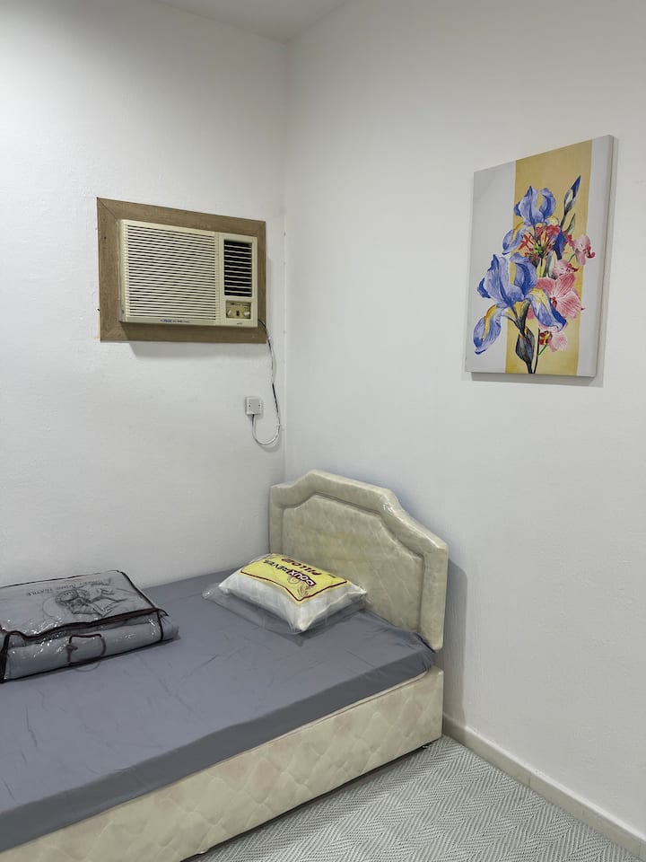 شقة مكونة من غرفتي نوم ومطبخ وحمام مشترك - Oman