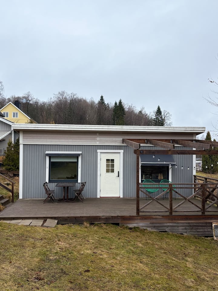 Mysigt Attefallshus Med Stor Altan I Norrahammar - Jönköping