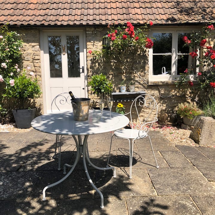 Two Bedroom Guinea Cottage - Chippenham