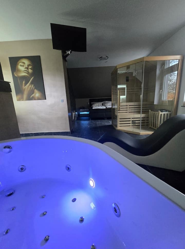 Black Wellnessoase Whirlpool & Sauna - Gelsenkirchen