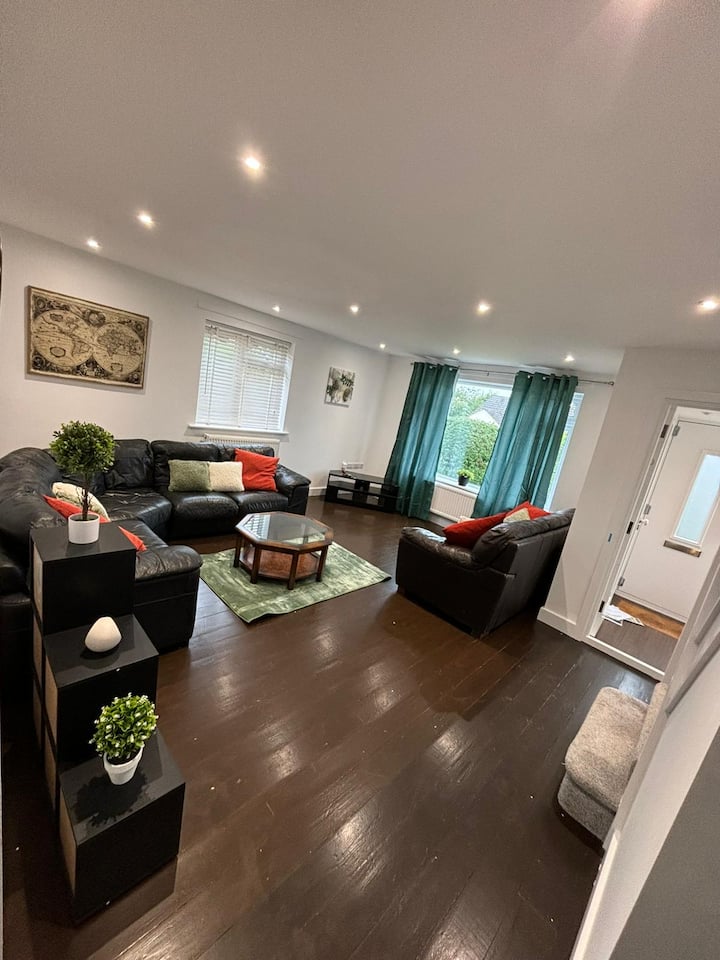 4 Br Contractor House-parking-wifi - Cheddar