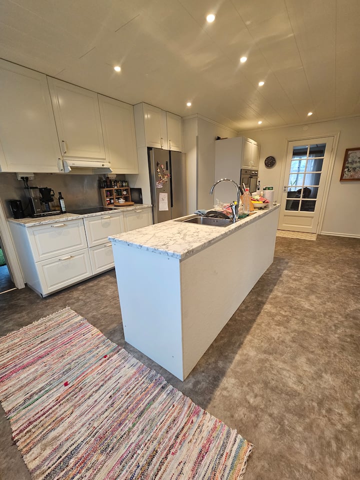 Trevlig Gårdshus På Gården. Stort Kök Och Hage. - Kungsör