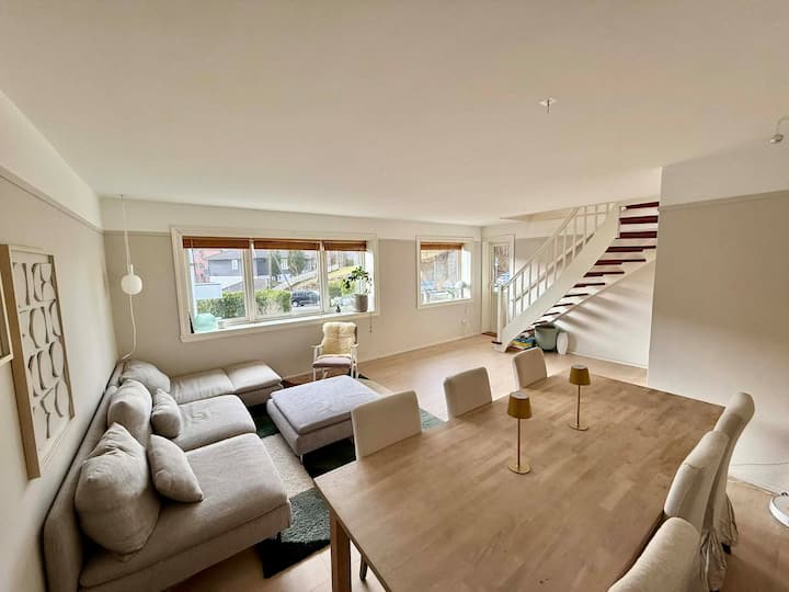 Koselig Og Romslig Leilighet Med 2 Soverom Og Hems - 베르겐