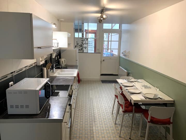 Maison De Ville, Hyper Centre Avec Extérieur. - Loches