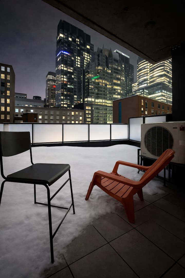 Modern 2-br Downtown Condo With Parking - Lasalle