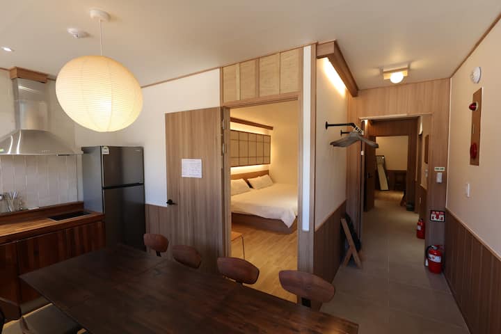 [성심당본점 도보1분] 욕실2/방2/주방2/퀸침대4/최대 8인 단독사용 - Daejeon